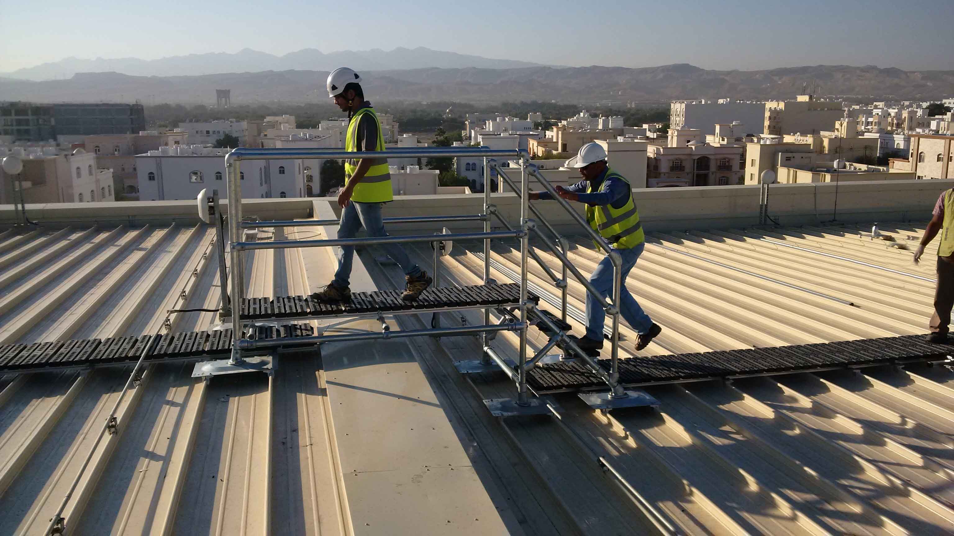 Exploring Roof Safety: Lifelines or Guardrails – Which Safety Equipment ...